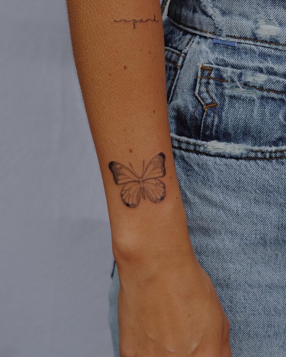 21 Dainty And Dope Hand Tattoos For Women For Any Aesthetic
