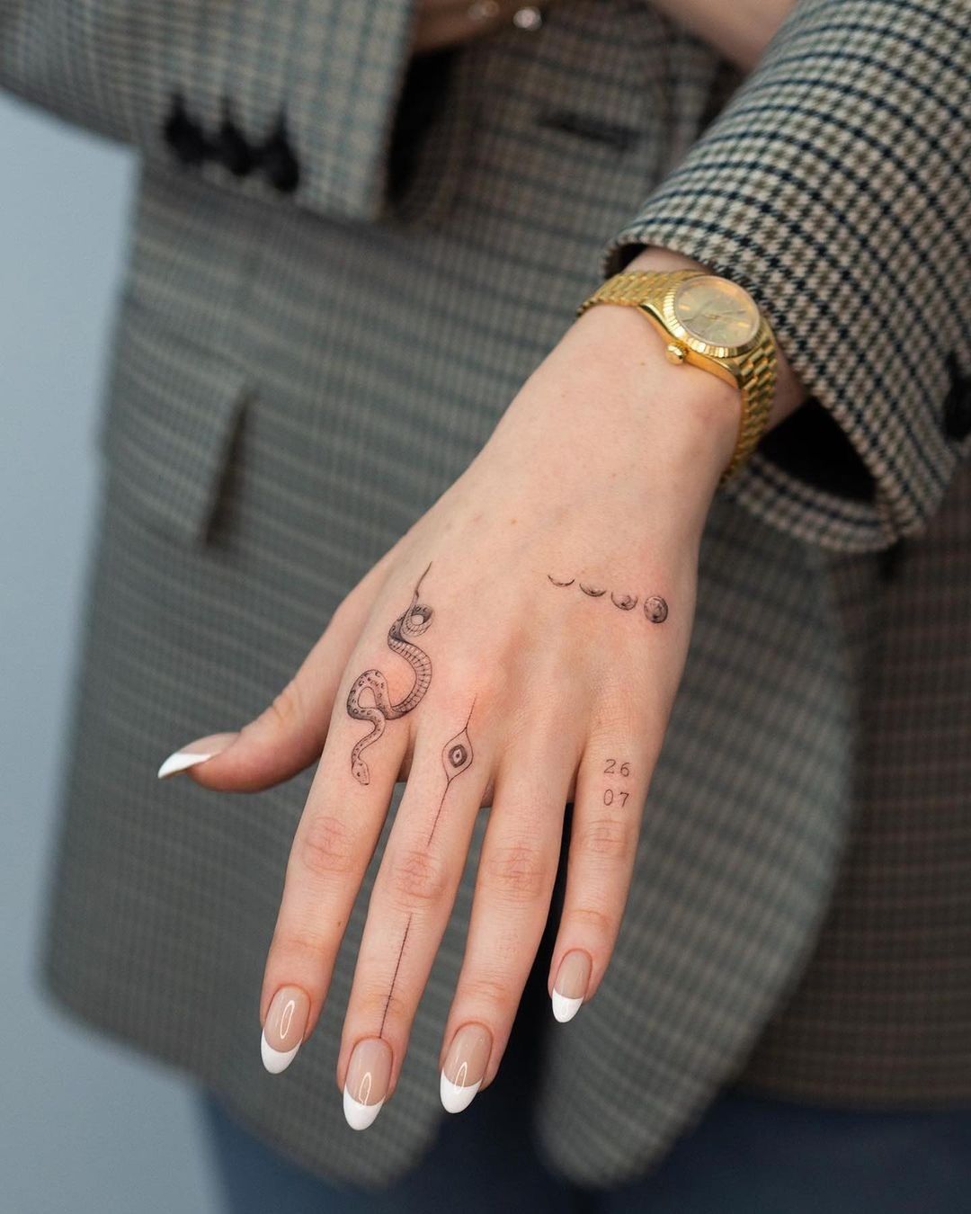 21 Dainty And Dope Hand Tattoos For Women For Any Aesthetic