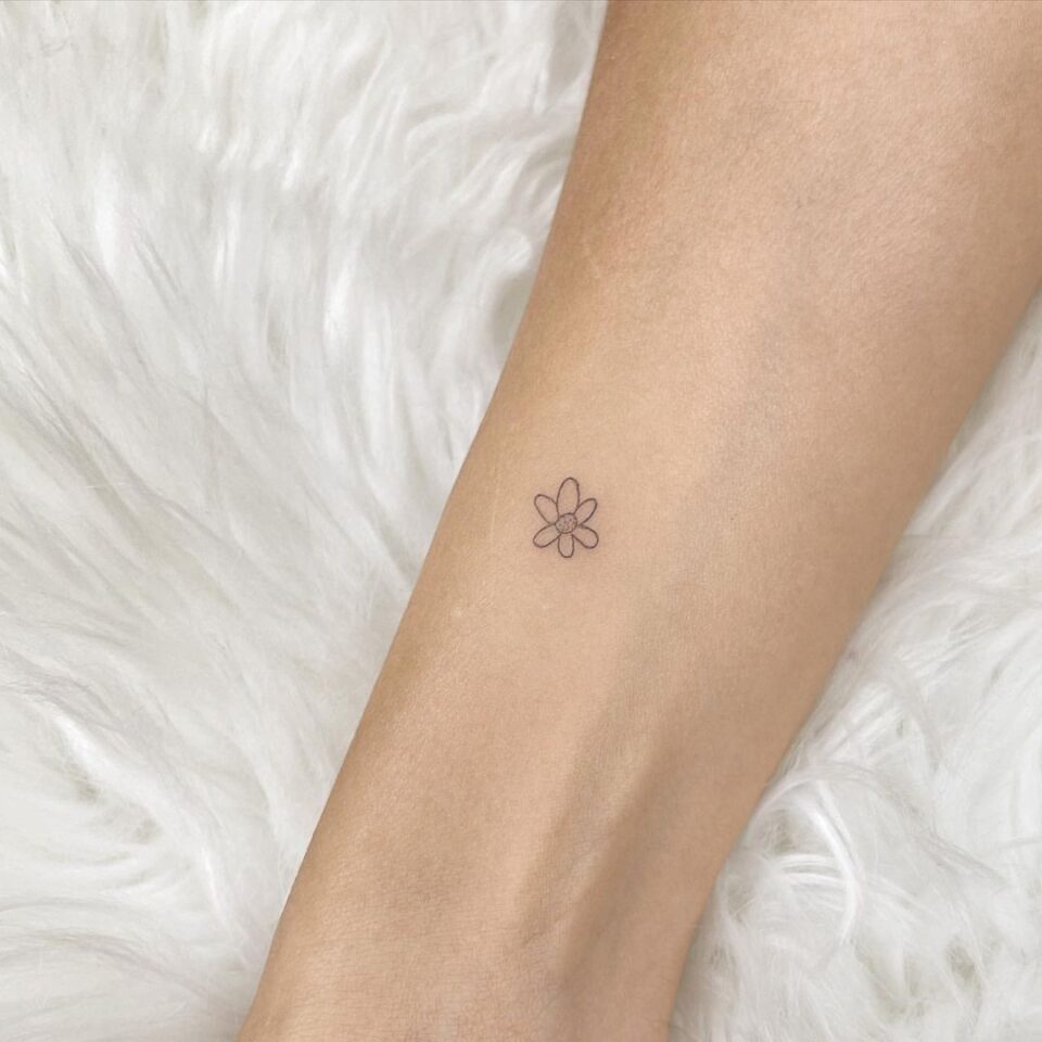 25 Delicate Daisy Tattoo Ideas To Save For Inspiration