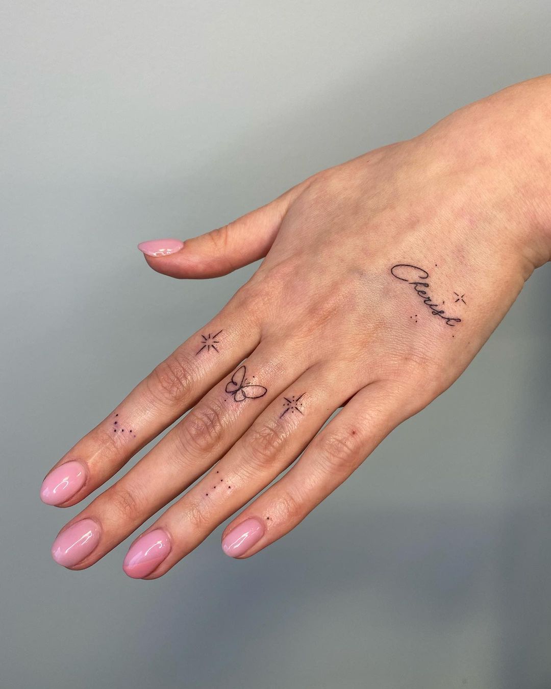 25 Unique Butterfly Finger Tattoos That'll Make You Flutter