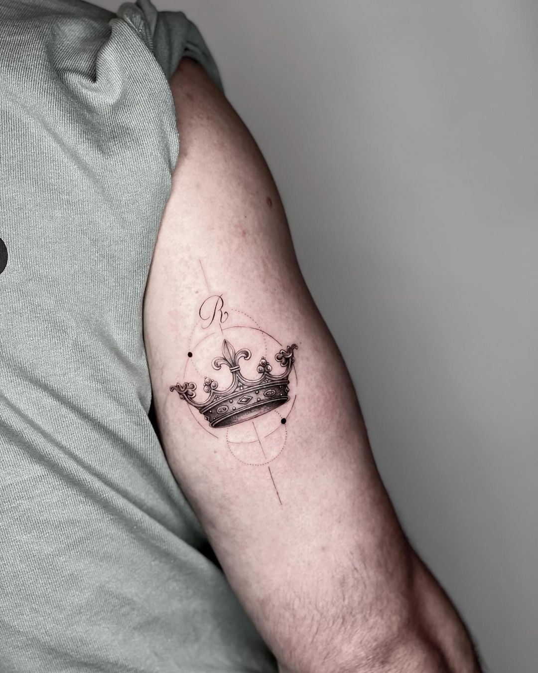 25 Captivating Crown Tattoos That Are Truly Works Of Art