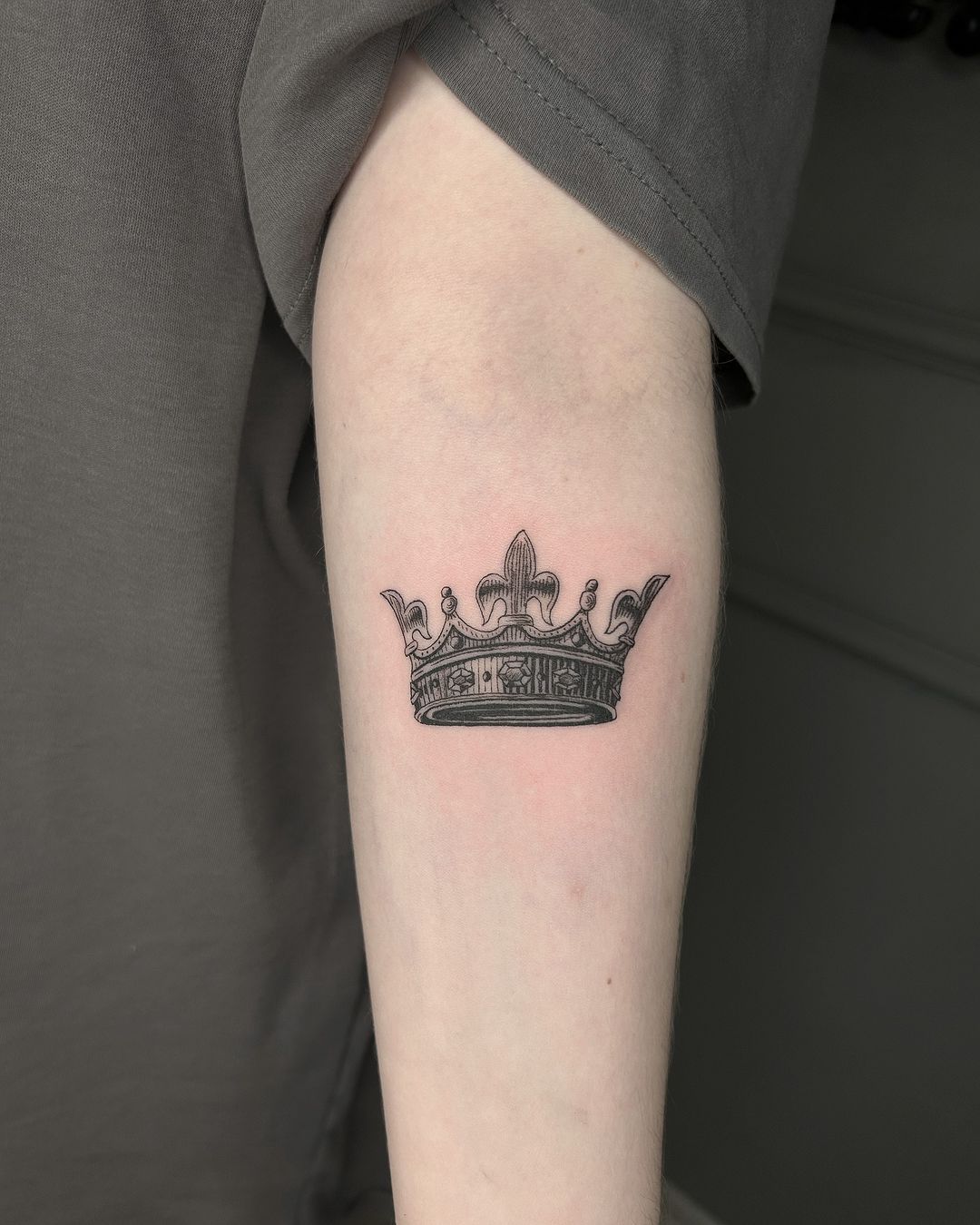 25 Captivating Crown Tattoos That Are Truly Works Of Art