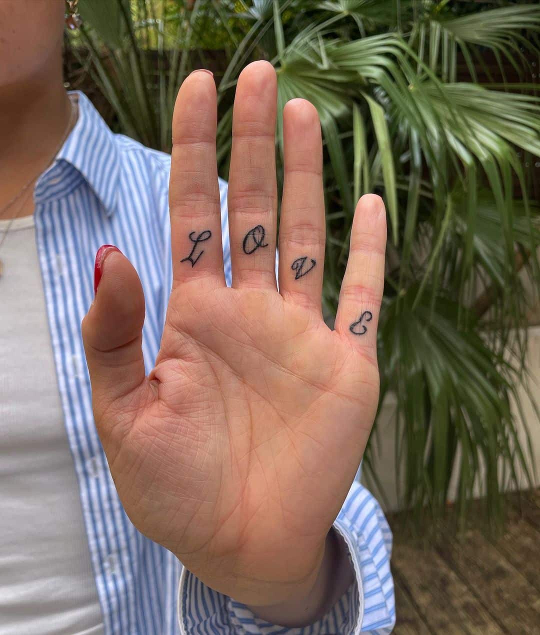 20 Attractive Finger Tattoos With Words For Tales On Skin