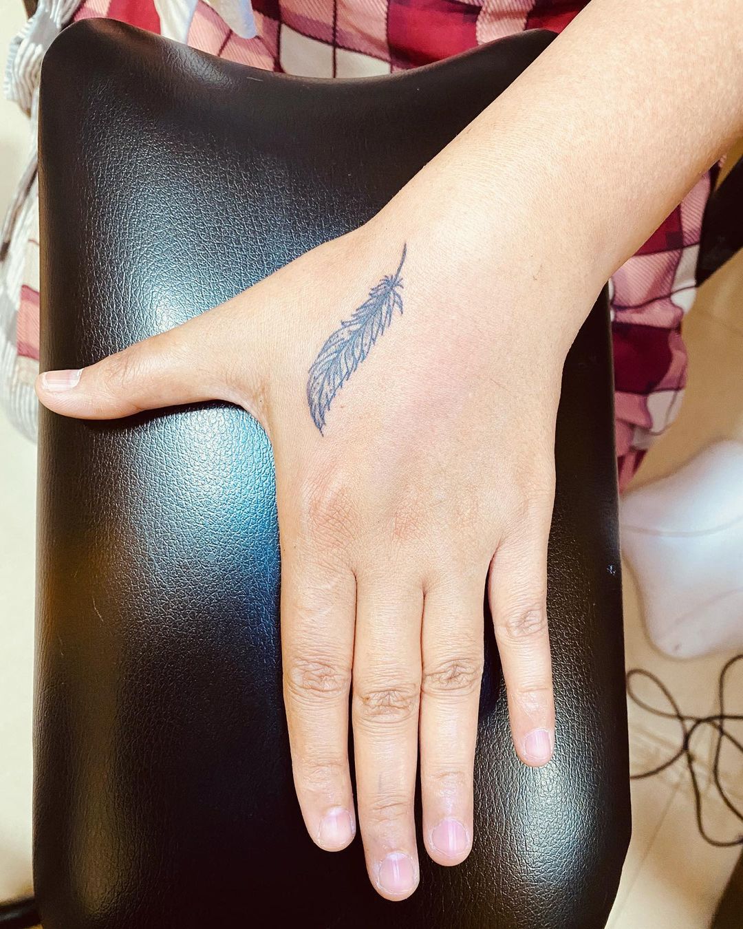 18 Elite Feather On Hand Tattoos: Handy Symbols Of Freedom