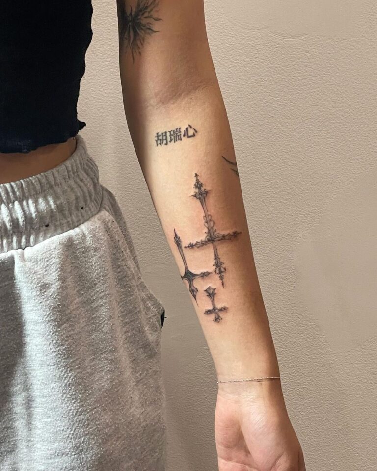 22 Powerful Cross Tattoos For Women In Touch With Faith