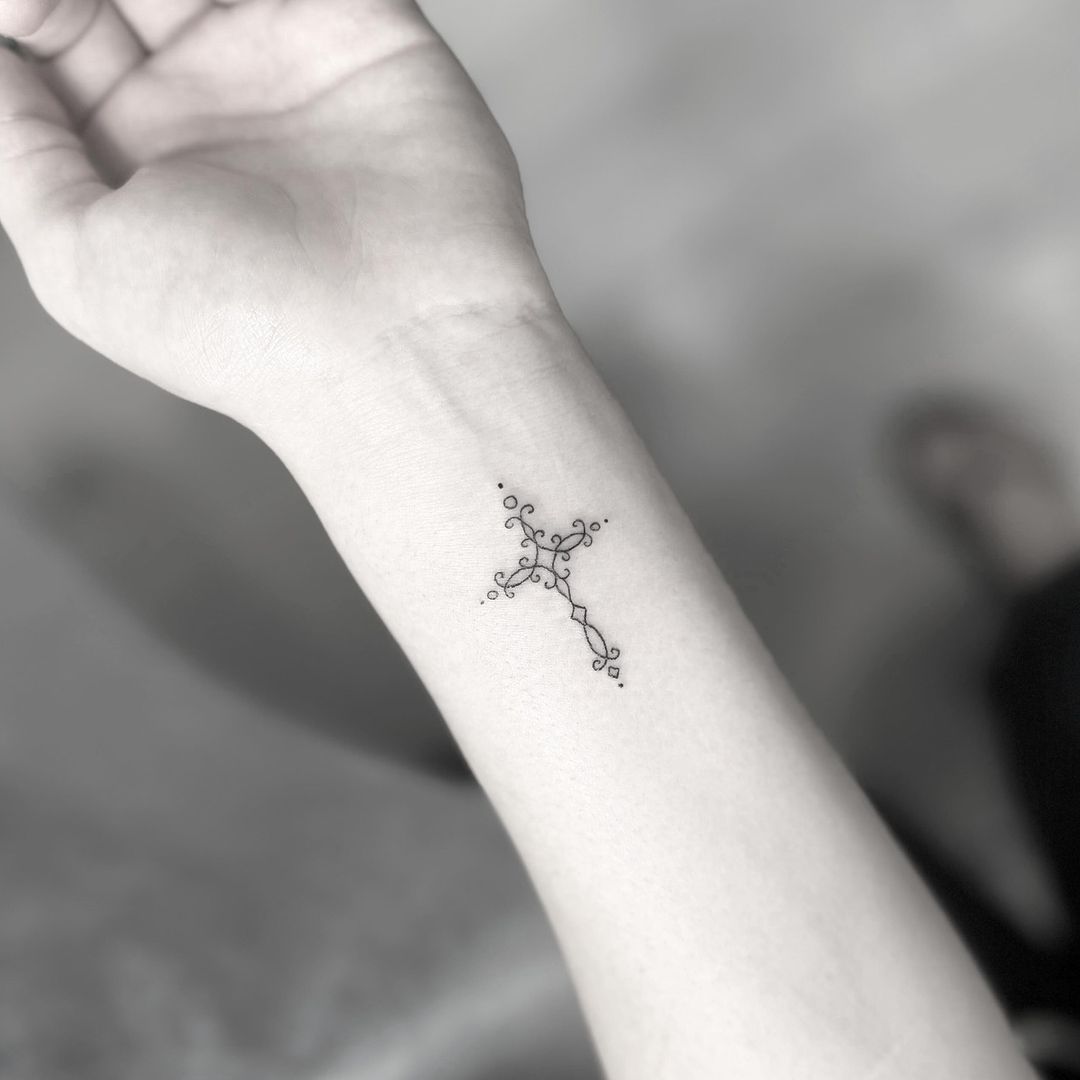 22 Powerful Cross Tattoos For Women In Touch With Faith